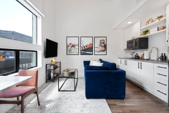 Cozy Loft | Near Rainey & 6th St, Lady Bird Lake - Austin, TX