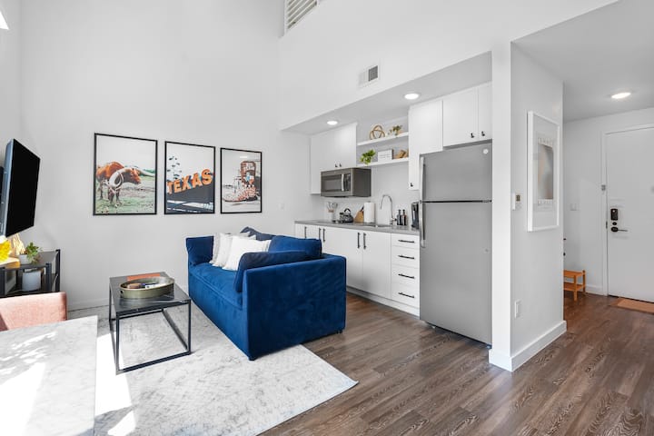 Cozy Loft | Near Rainey & 6th St, Lady Bird Lake - オースティン, TX
