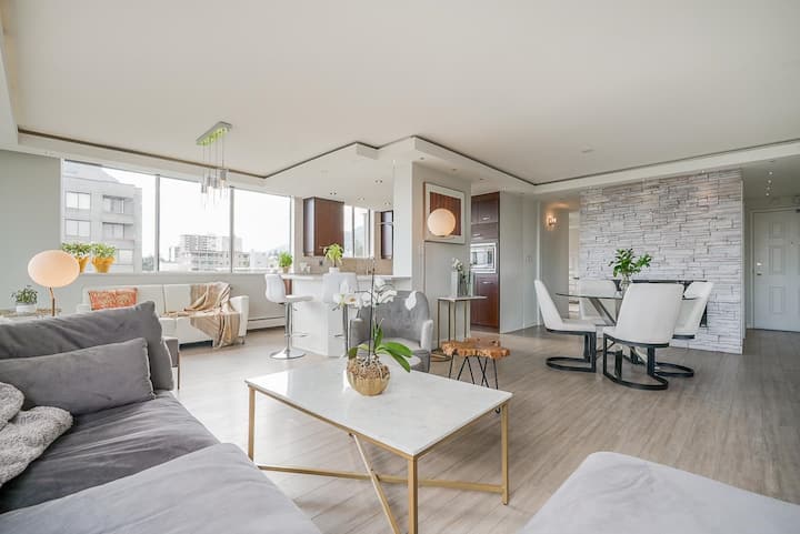 Luxury Waterfront Condo - West Vancouver