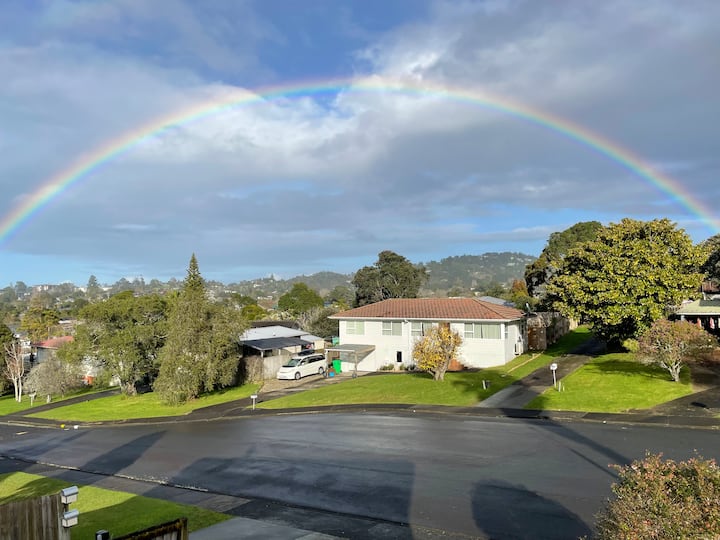 Comfy House With Rainbow View - Auckland