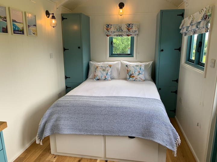 The Salty Shepherd - Stay This Autumn - Wadebridge