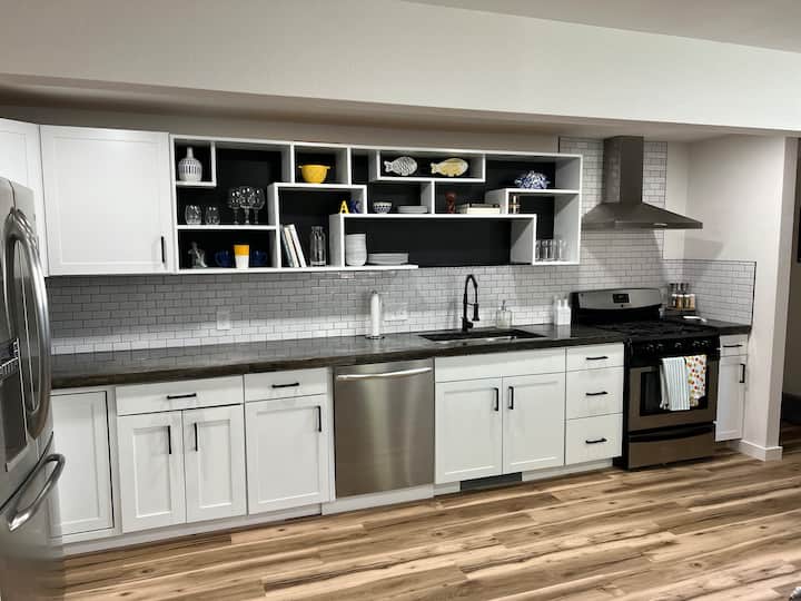 Trendy 2-bedroom Near Airport & Downtown - Alaska