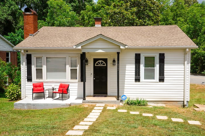 Cozy Ranch  Near Downtown & Lake - Hickory, NC