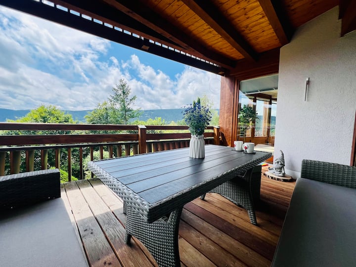 Panoramablick+privatparkplatz+2 Balkone+1,5 Bäder - Titisee-Neustadt