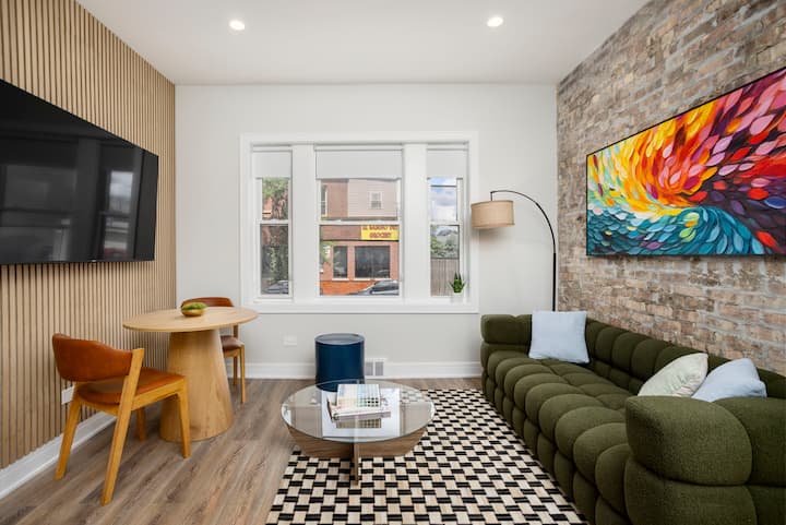 Renovated Littlevillage Retreat - University of Illinois, Chicago