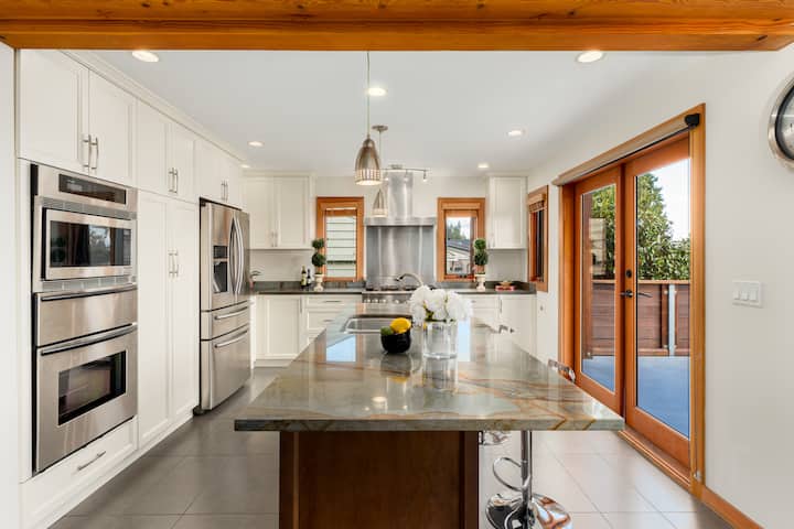 Quiet Modern Dundadrave Oasis - West Vancouver