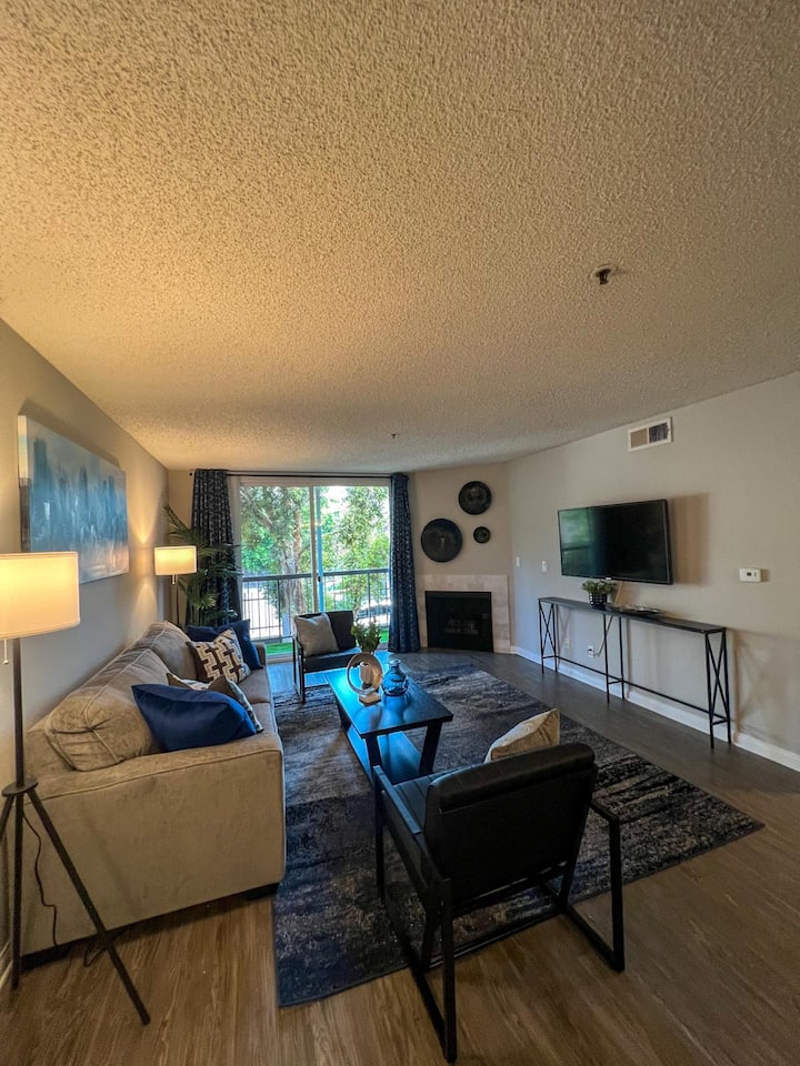 Hidden In Heart Of Hollywood W/ Balcony & Parking - Los Angeles, CA