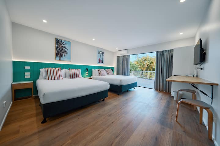 Cozy Twin Room With Pool View - Gold Coast