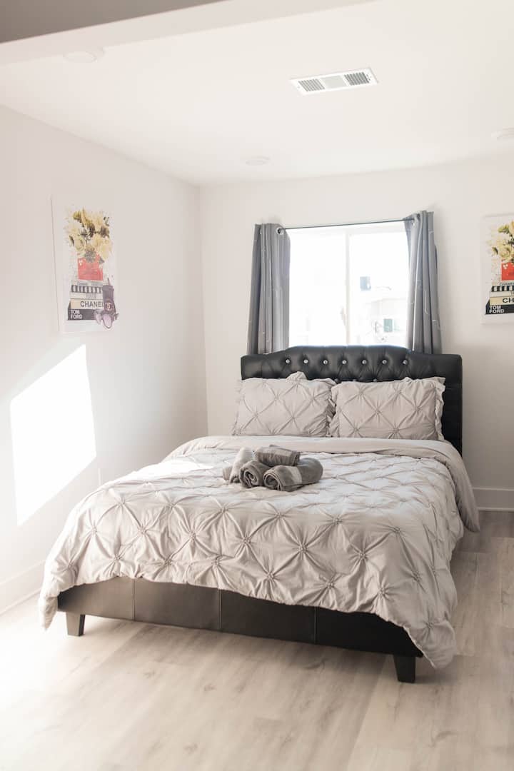 Chic Champagne 1br/1ba | Central Dallas Retreat - Dallas, TX