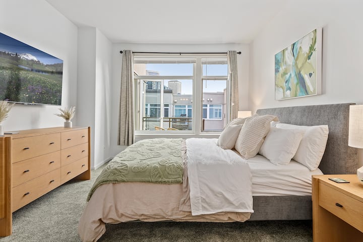 Waterfront Top-floor Bright Stylish Condo +Parking - Seattle, WA