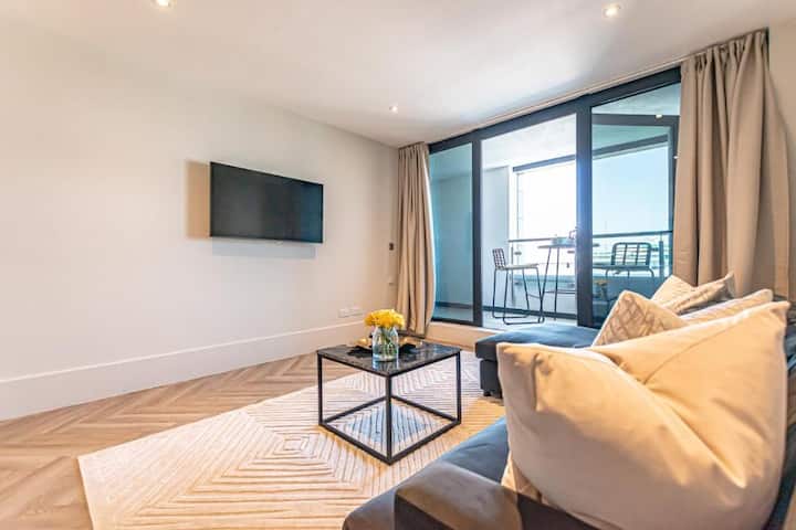 Spacious 1 Bed Apartment With Balcony & River View - Liverpool