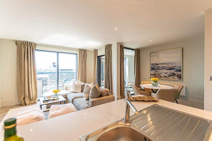 Luxury 2 Bed Apartment With Balcony And River View - Liverpool