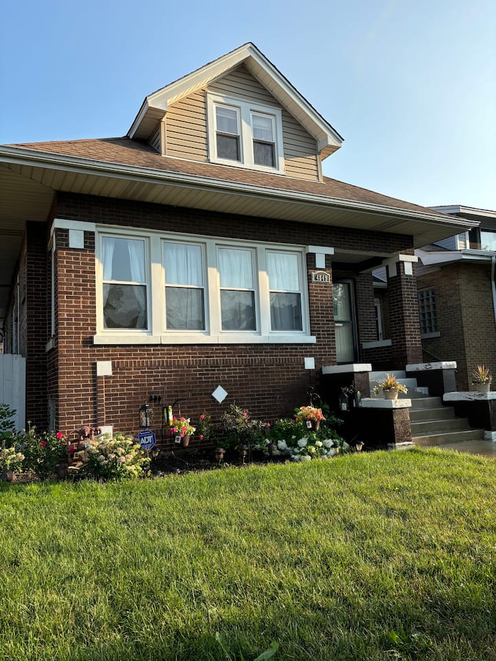Remodeled North Side Apartment ! - Chicago, IL