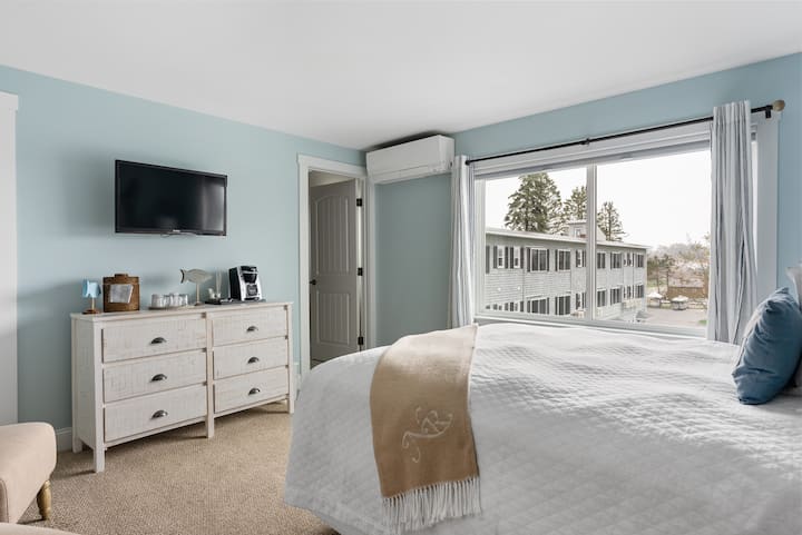 Queen Bed With Village View - Kennebunkport, ME