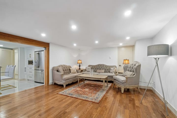 Cheerful 2br Oasis In North Van - North Vancouver