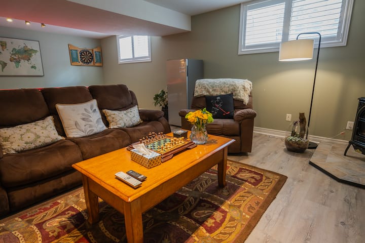 Guinness Room In Old Town Country Landing Bnb - Niagara-on-the-Lake
