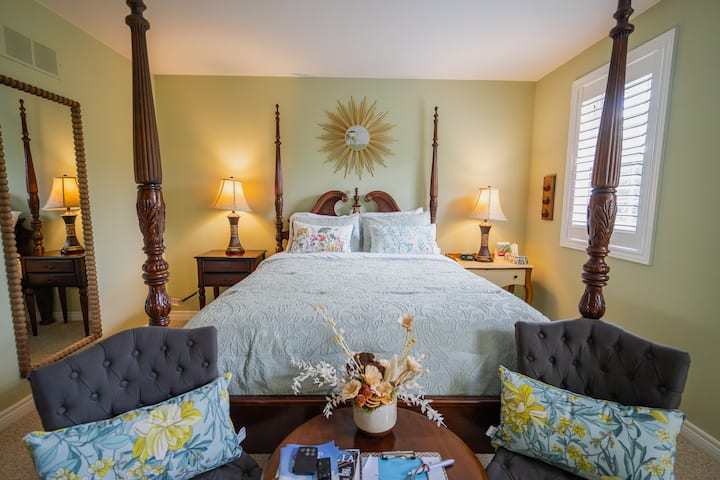 Guinness Room In Old Town Country Landing Bnb - Niagara-on-the-Lake