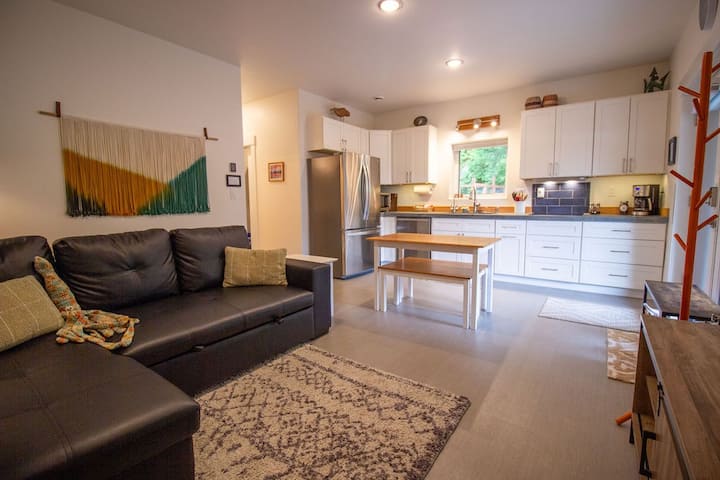 Modern Seward Apartment With Hot Tub - Seward, AK