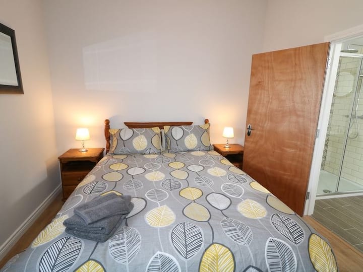 Victorian Charm: Cozy 1-bed B&b - Ballymoney