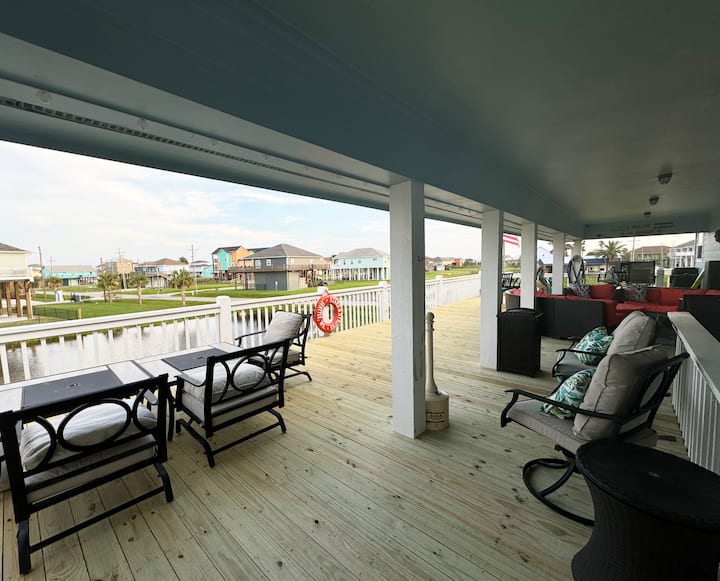 Beach House With Fully Fenced Yard - Crystal Beach, TX
