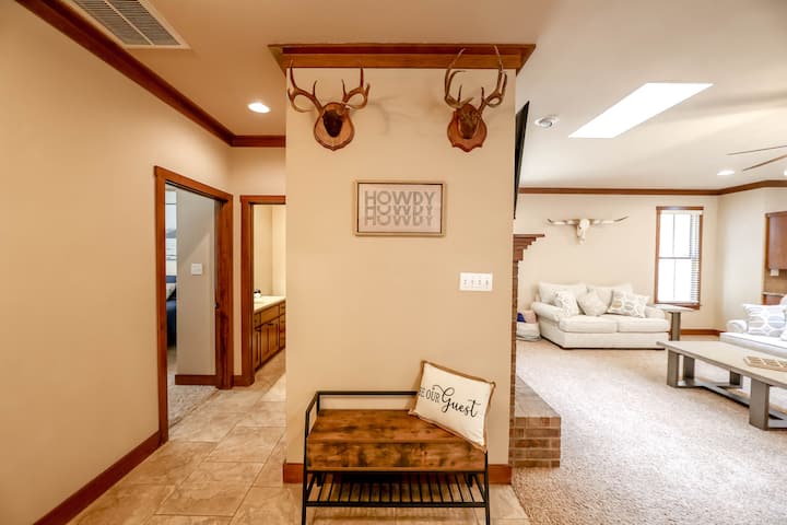*Walk To Tech Stadium, Sleeps 12, With Game Room!* - Lubbock, TX