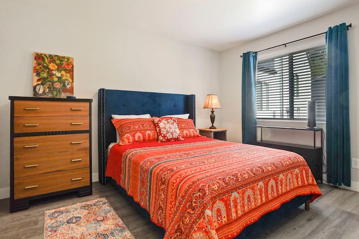 Petite Retreat-1 Bdrm- Has It All! - Sacramento, CA