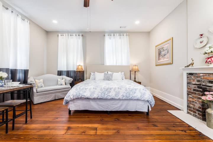 Picturesque  Studio In Historic Home - Macon, GA
