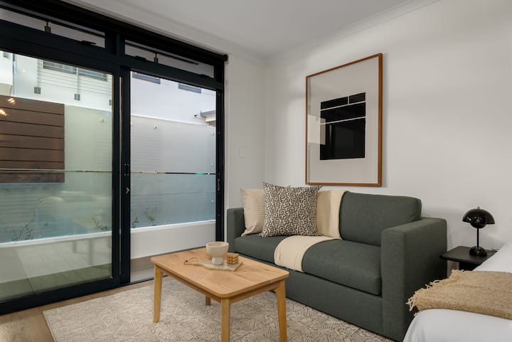 Studio With Courtyard Access | Vibrant Seapoint - Cape Town
