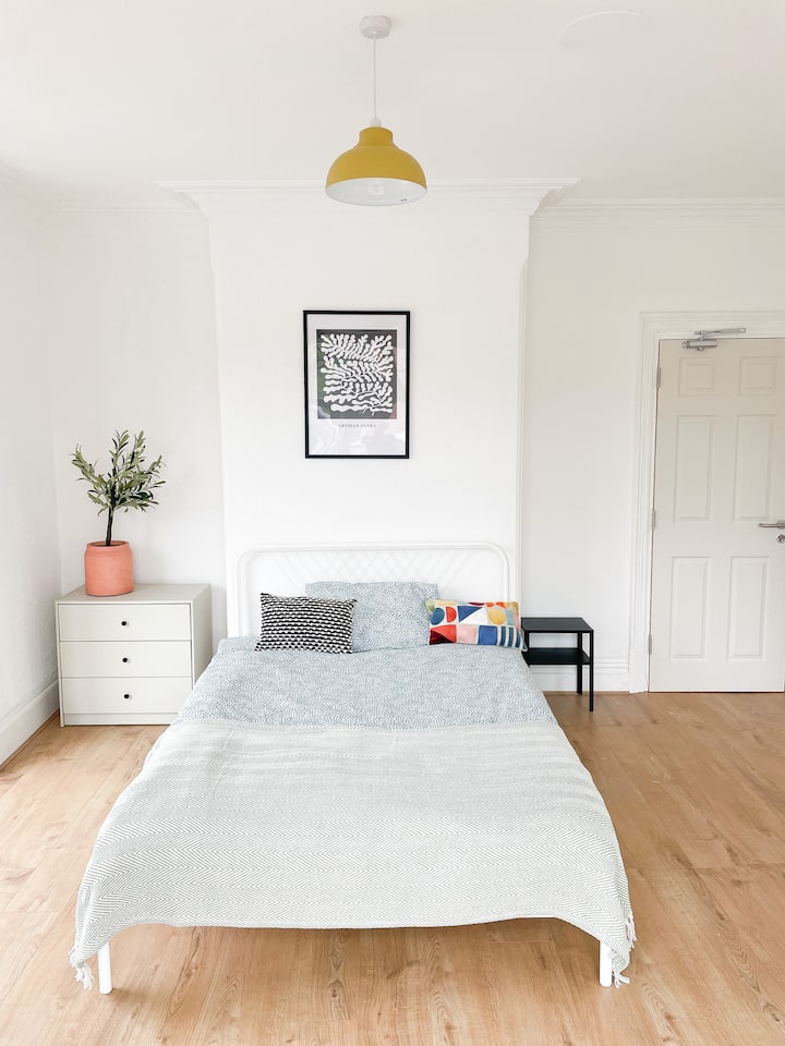 Master Bedroom In Sleek Modern Home For Your Stay - Leicester