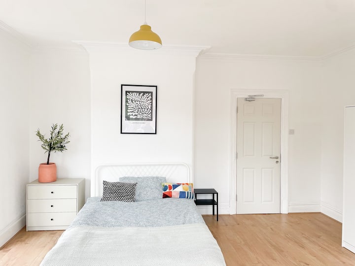 Master Bedroom In Modern Quiet Room For Your Stay - 萊斯特