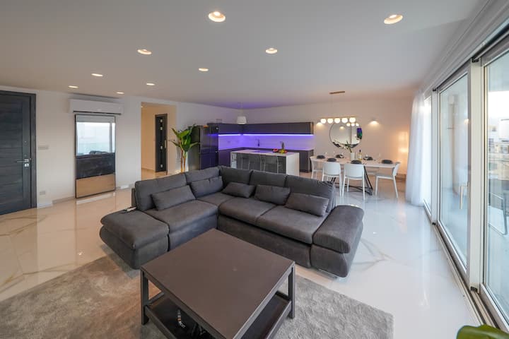 Summer Breeze Heart Of St Julian’s, Paceville - Malta