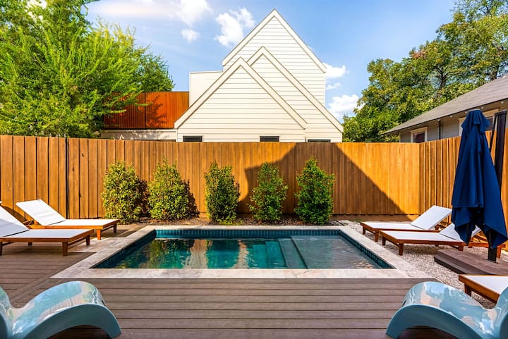 Austin Abode | Heated Pool | Sleeps 12 | Rainey St - Austin, TX