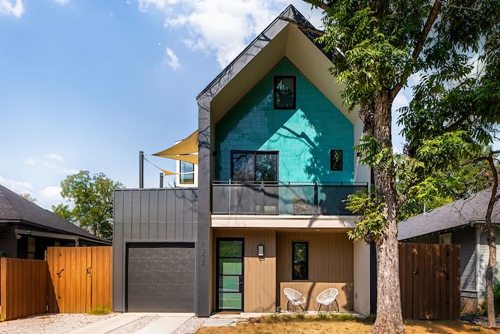 Austin Abode | Heated Pool | Sleeps 12 | Rainey St - Austin