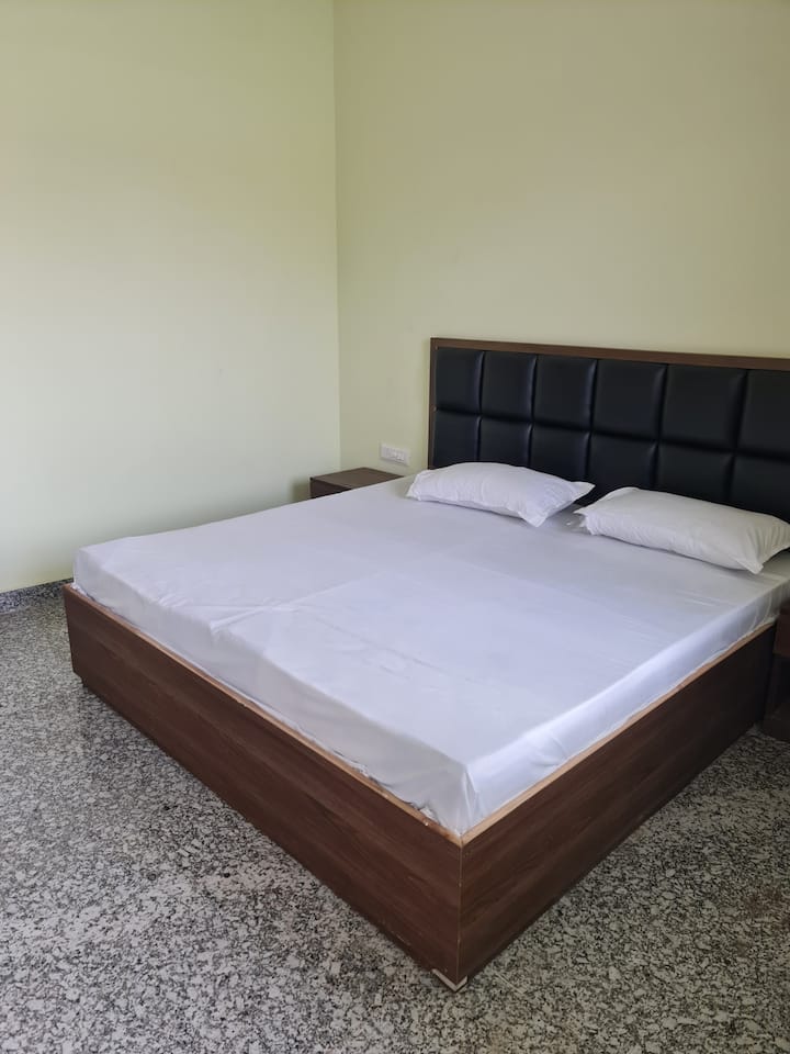 Vrindavan Stay Near Bankey Bihari - Vrindavan