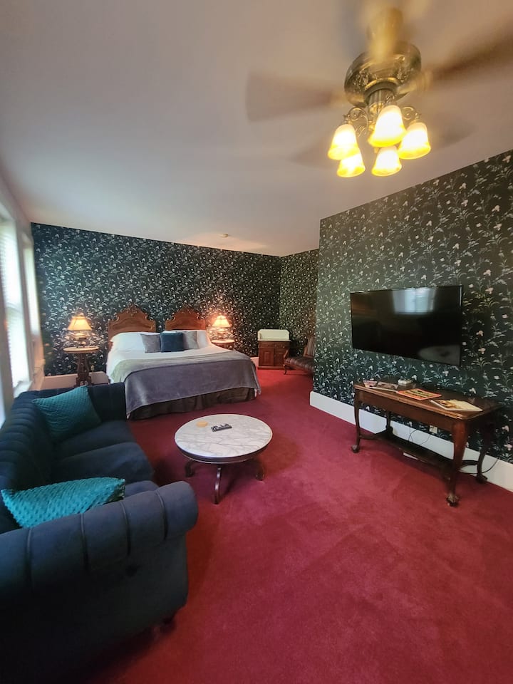 Romantic Getaway: Suite 8 With Stunning Views - Eureka Springs, AR