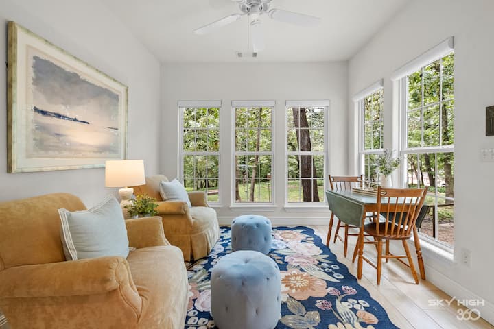 The Woodland Cottage: Private Retreat In The Trees - Lowell, AR