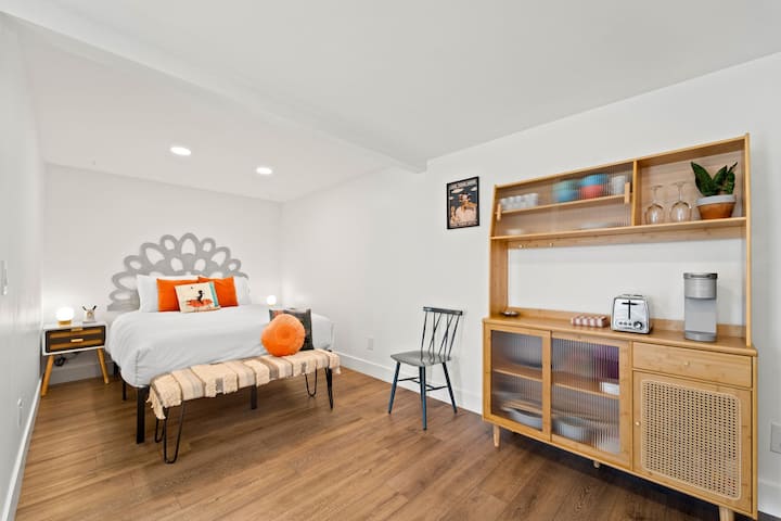 Urban Casita: Stylish, Patio & Prime Walkability - San Diego, CA