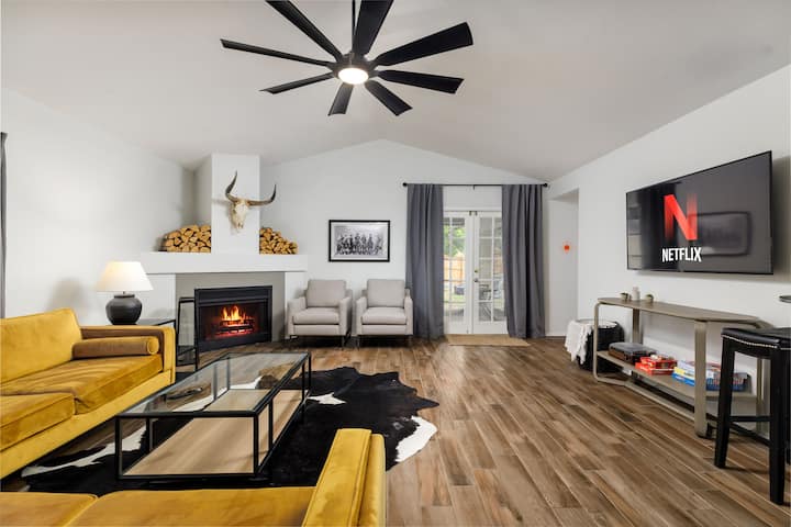 Modern 3bd | Centrally Located | Backyard Fire Pit - Helotes, TX
