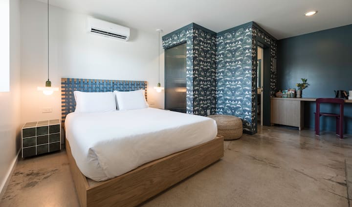 Queen Room At Boutique Hotel In Midtown - Reno, NV