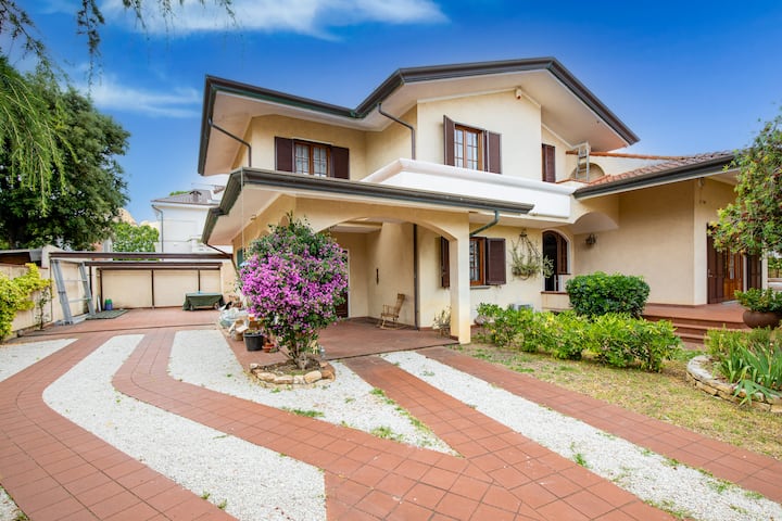 Grand Villa With Exlusive Garden - Viareggio