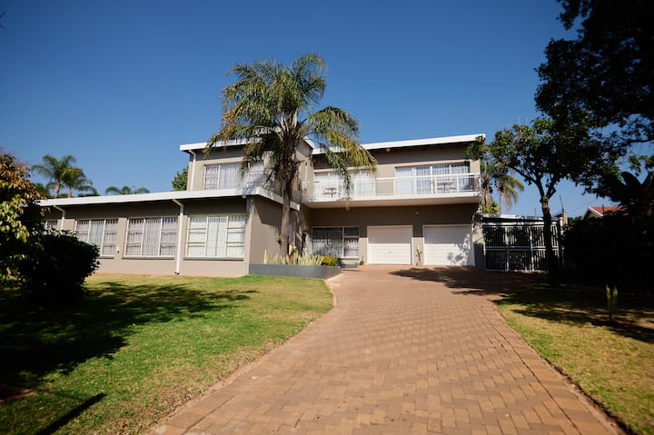 Sunny Villa With Pool And Garden - Pretoria