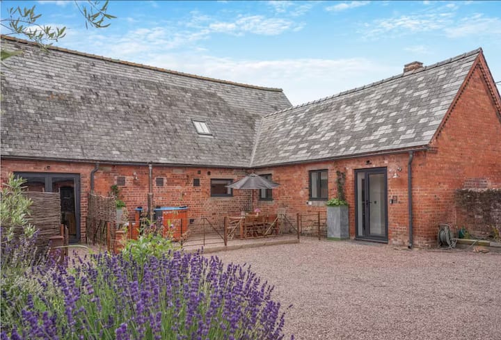 Milkmaid's Barn, Woodend Farm - England