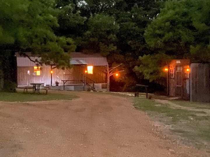 Uncle Pudd's Cabin: Relaxing Cabin + Private Lake - Blue Ridge, TX