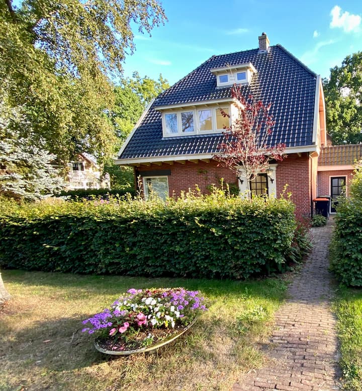 Villa Bergen, Aan De Rand Van Het Centrum En Bos. - Bergen