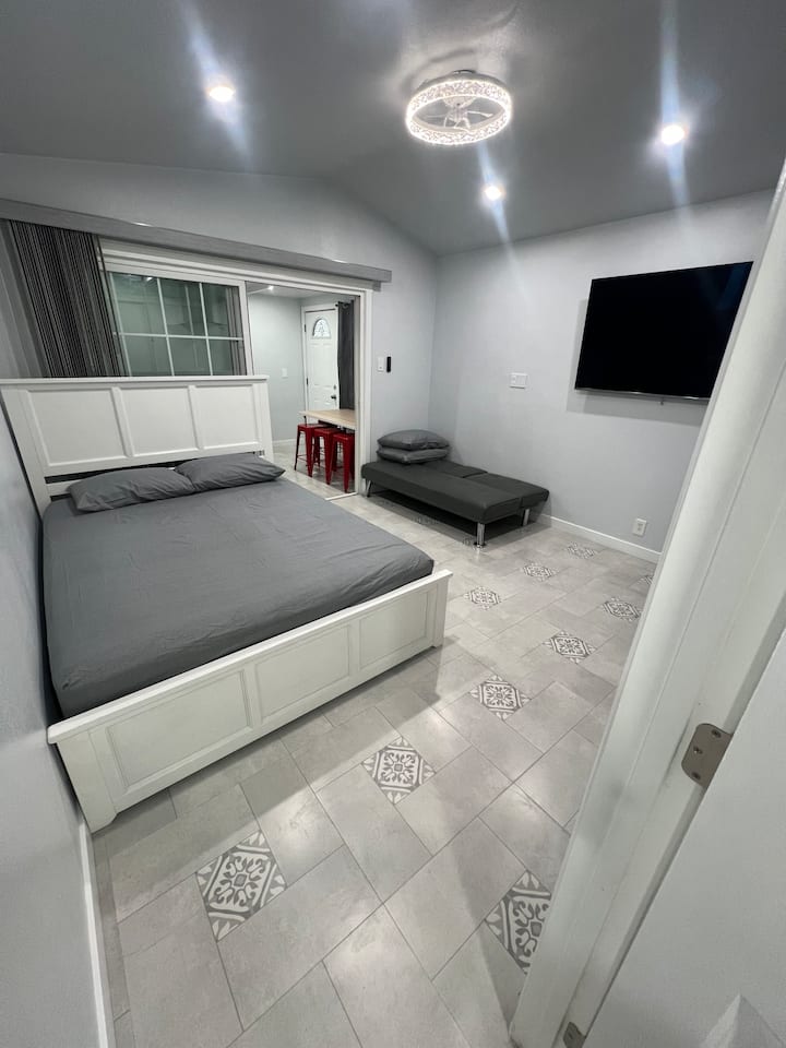 Tiny Home 1 Bed 1 Bath + Kitchen - Santa Ana, CA