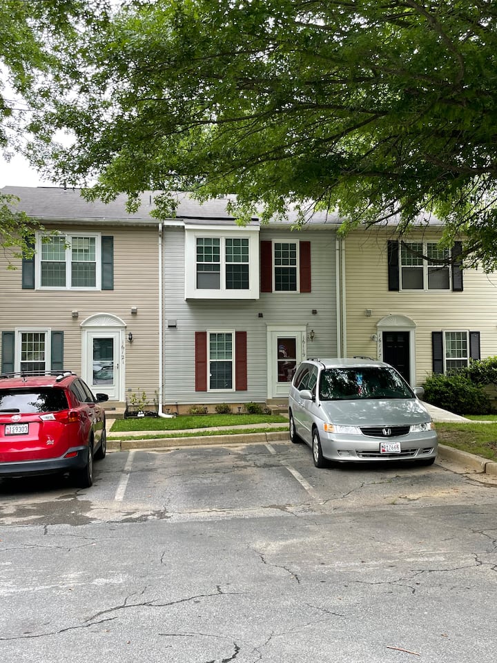 Cozy Family Townhouse - Gaithersburg, MD