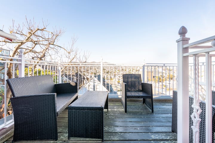 Cozy 2br Retreat W/ City & Garden Views - San Francisco, CA