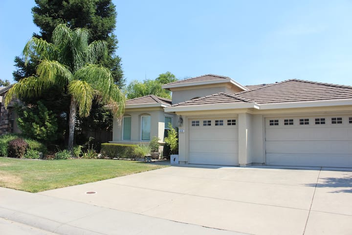 Master Bedroom For 4 Guests In Roseville - Roseville, CA