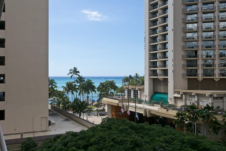 Ocean View, Half Block To Beach, Modern Waikiki  B - Honolulu, HI