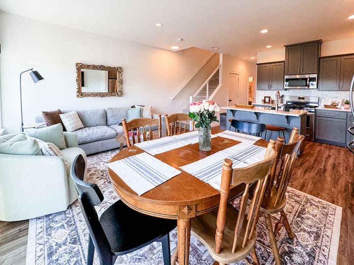 Cozy Townhome W/ King Beds, Game Room, South Salem - Salem, OR